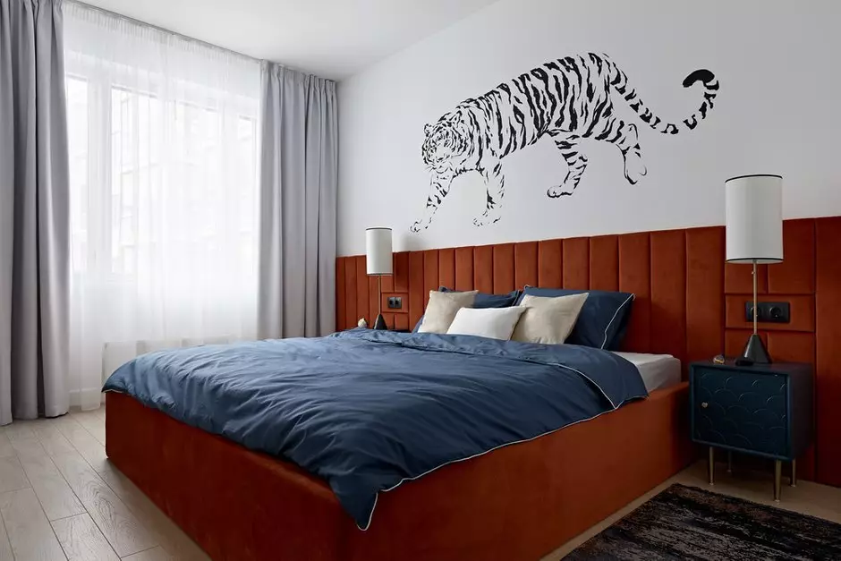 The soft headboard of the color of the tiger skins creates comfort, despite the brightness.