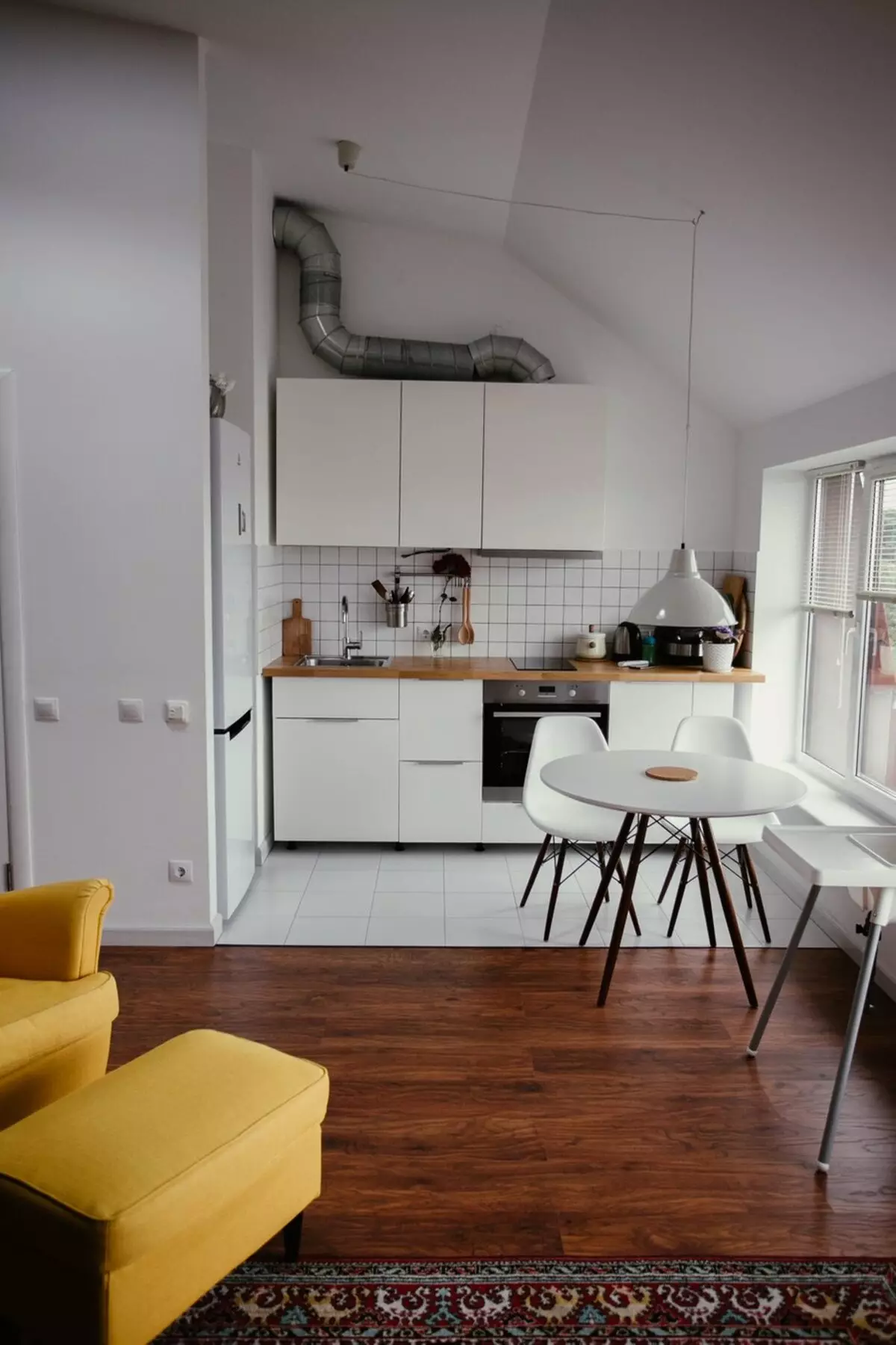 Foto: Dapur dan Bilik Makan di Scandinavian Style, Apartment, Studio, Projek Minggu, Attic, Sochi, Brick House, Maria Panchenko, 40-60 meter - Foto