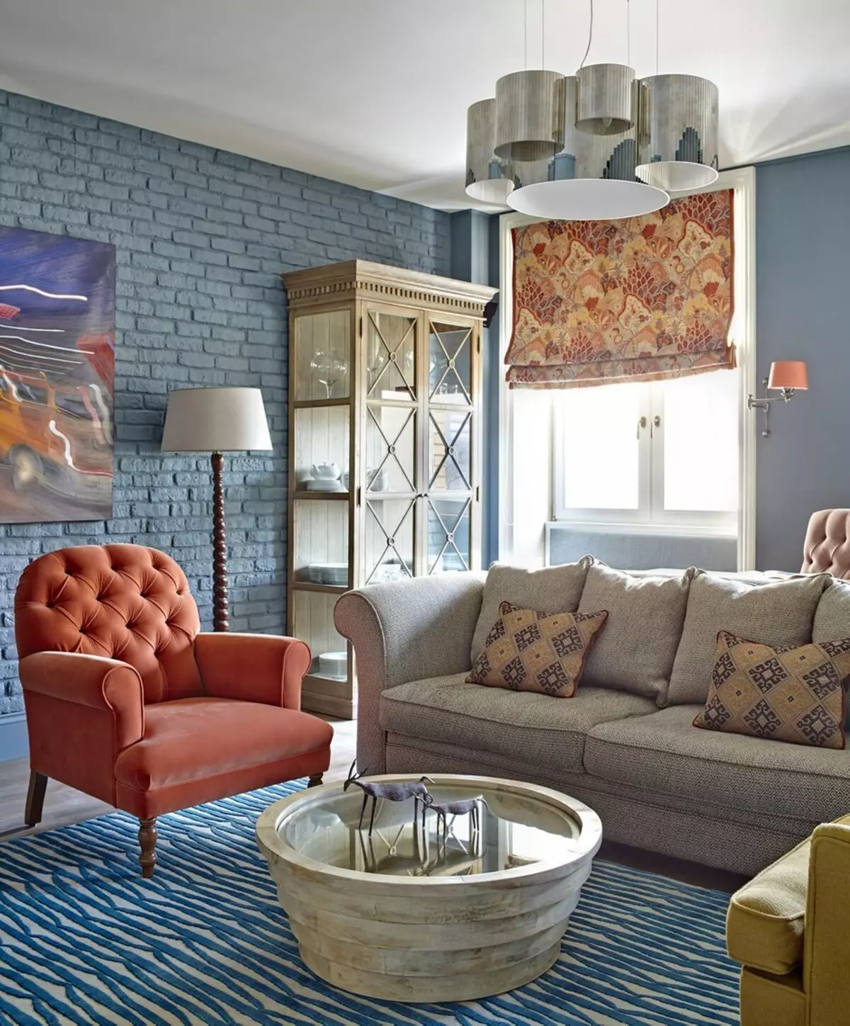 Color, Sculptures and Falsefin: Bright apartment in Moscow 121938_1