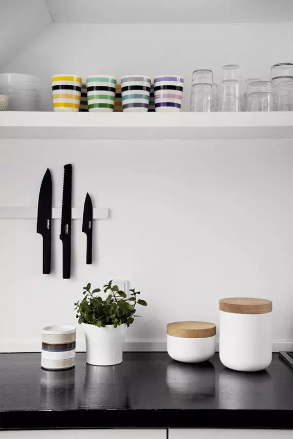 Foto: Keuken en eetkamer in moderne stijl, accessoires, kamer interieur, decor - Foto