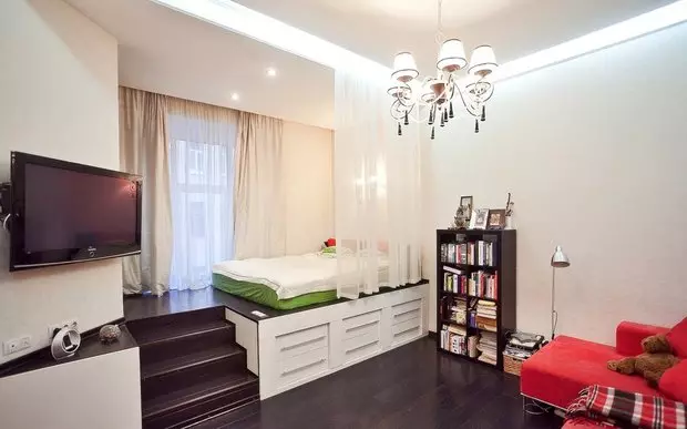 Fotoğraf: Modern, küçük büyüklükteki daire, daire, evler ve apartlar, ipuçları, yenileme, yatak, podyum, shirma tarzında yatak odası - Fotoğraf