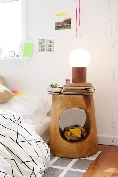 Foto: Dormitorio en estilo escandinavo, decoración interior, muebles y luz, mesa - Foto