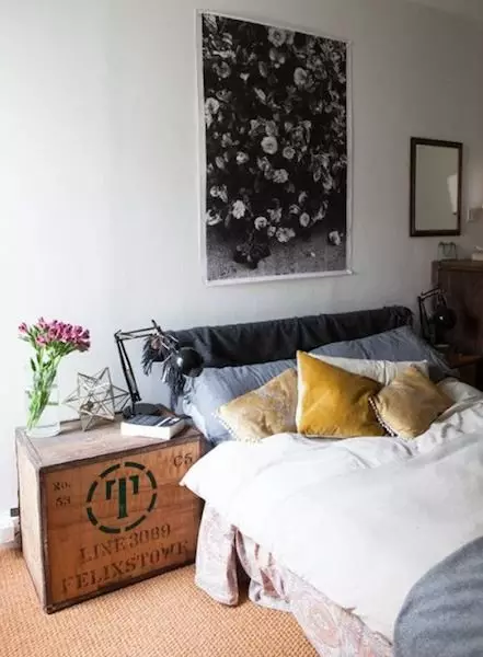 Foto: Dormitorio en estilo escandinavo, decoración interior, muebles y luz, mesa - Foto