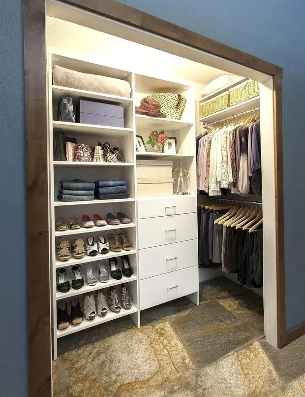 Foto: Garderobe yn styl moderne, tips, beindesign, hoe't jo de klaaikeamer wolle sjen yn lytse-grutte, opslach fan dingen yn it ynterieur, hoe't jo opslach organisearje op in lytse opheffen, regeling fan in aparte oanklaaiïngkeamer - foto