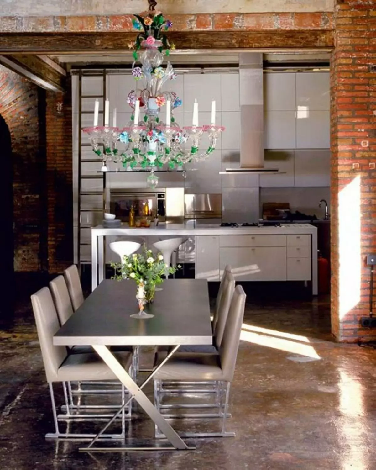 Foto: Cocina y comedor en estilo loft, decoración interior, muebles y luz, consejos - Foto