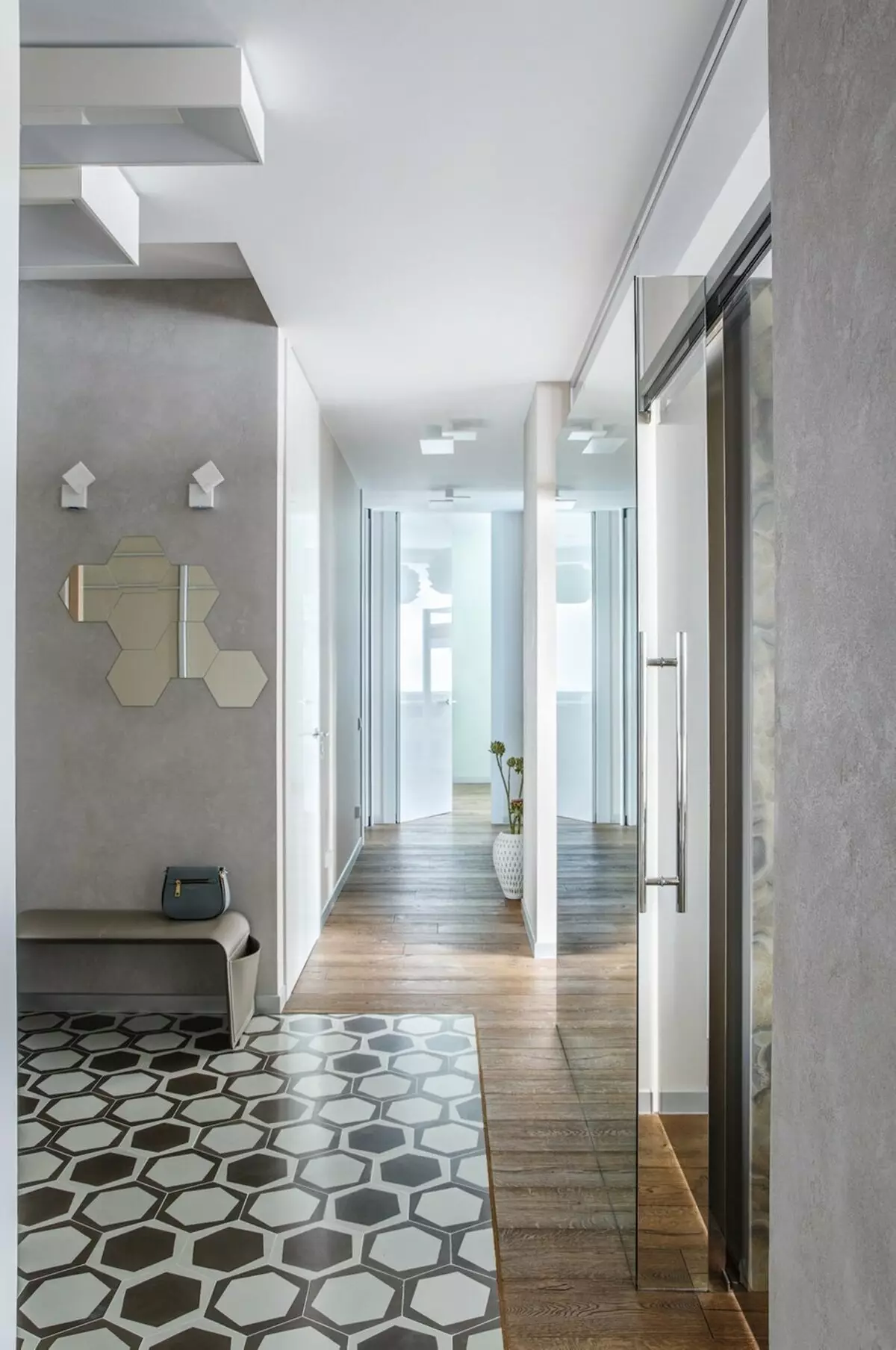 Photo: Entrance hall in style modern, apartment, project of the week, Moscow, monolithic house, 4 or more, more than 90 meters, Yulia Kishkovich - Photo