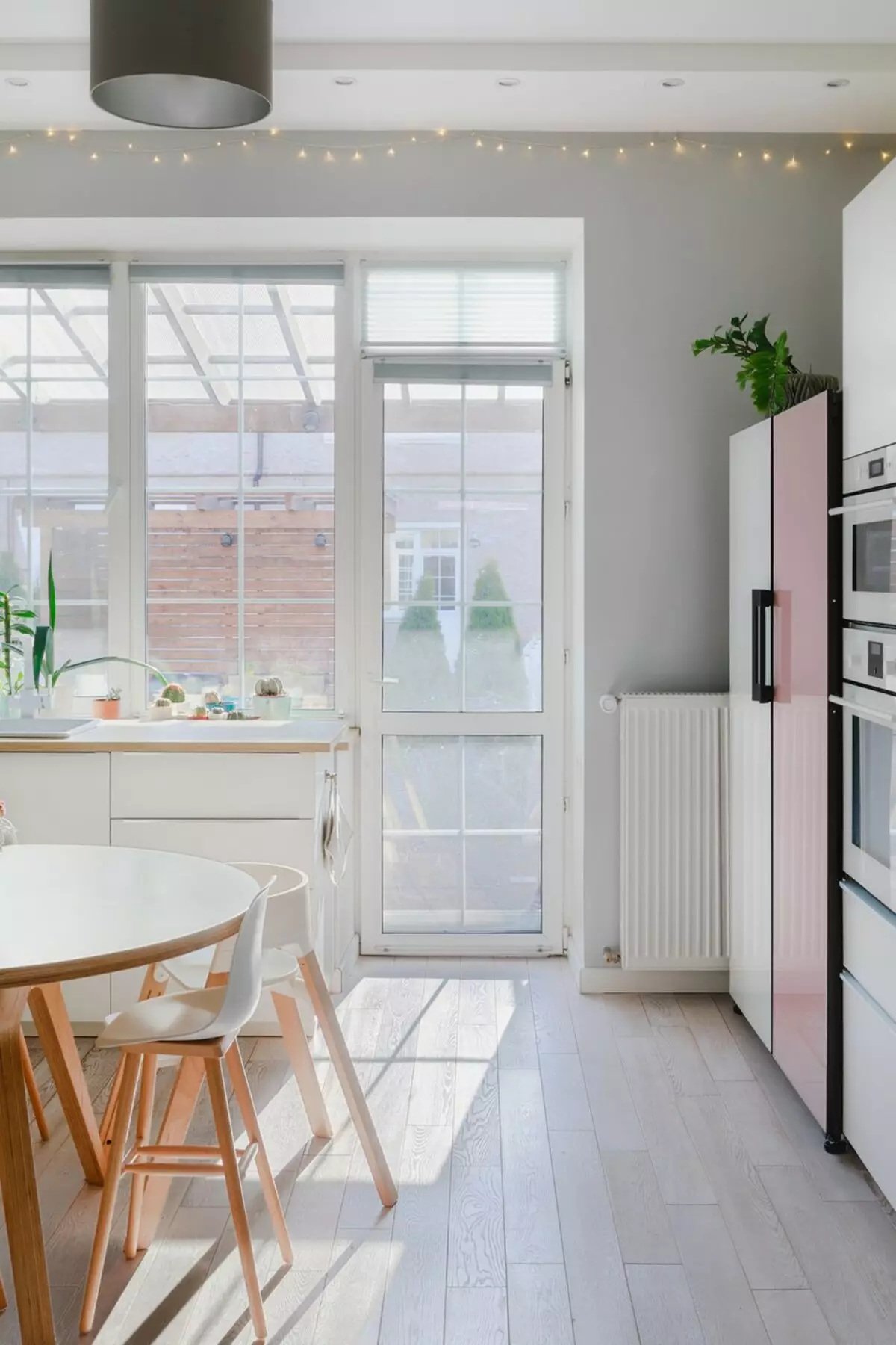 Foto: Cozinha e sala de jantar em estilo escandinavo, moderno, projeto da semana, geladeira, casa e casa de campo, samsung, moradia, 4 e mais, mais de 90 metros - foto