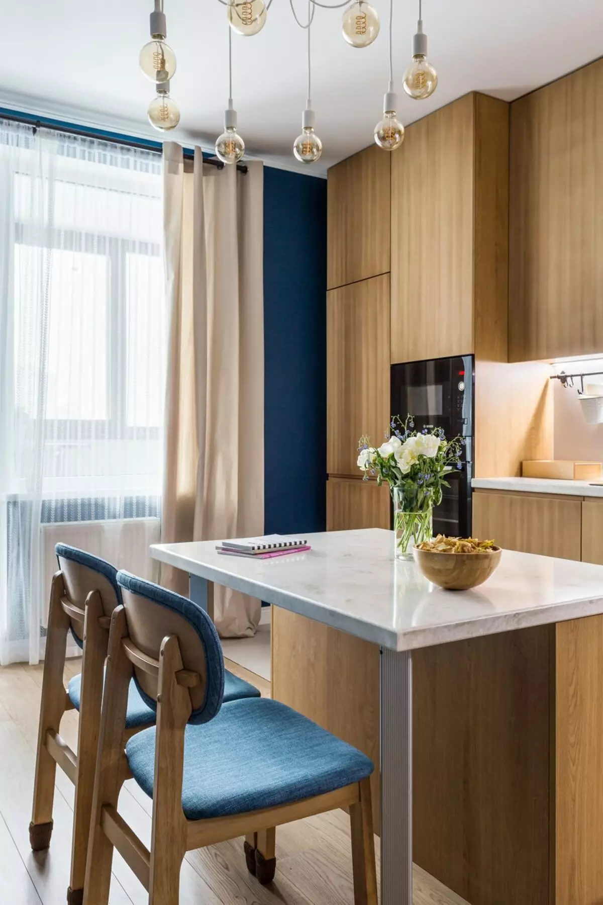 Foto: Keuken en eetkamer in Scandinavische stijl, appartement, project van de week, St. Petersburg, Monolithisch Huis, 2 kamers, 40-60 meter, Ekaterina Savenkova, Interieurarchitectuur - Foto