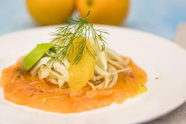 Týdenní recept: Salmon Carpaccio se salatem fenyklu, avokádo a oranžové