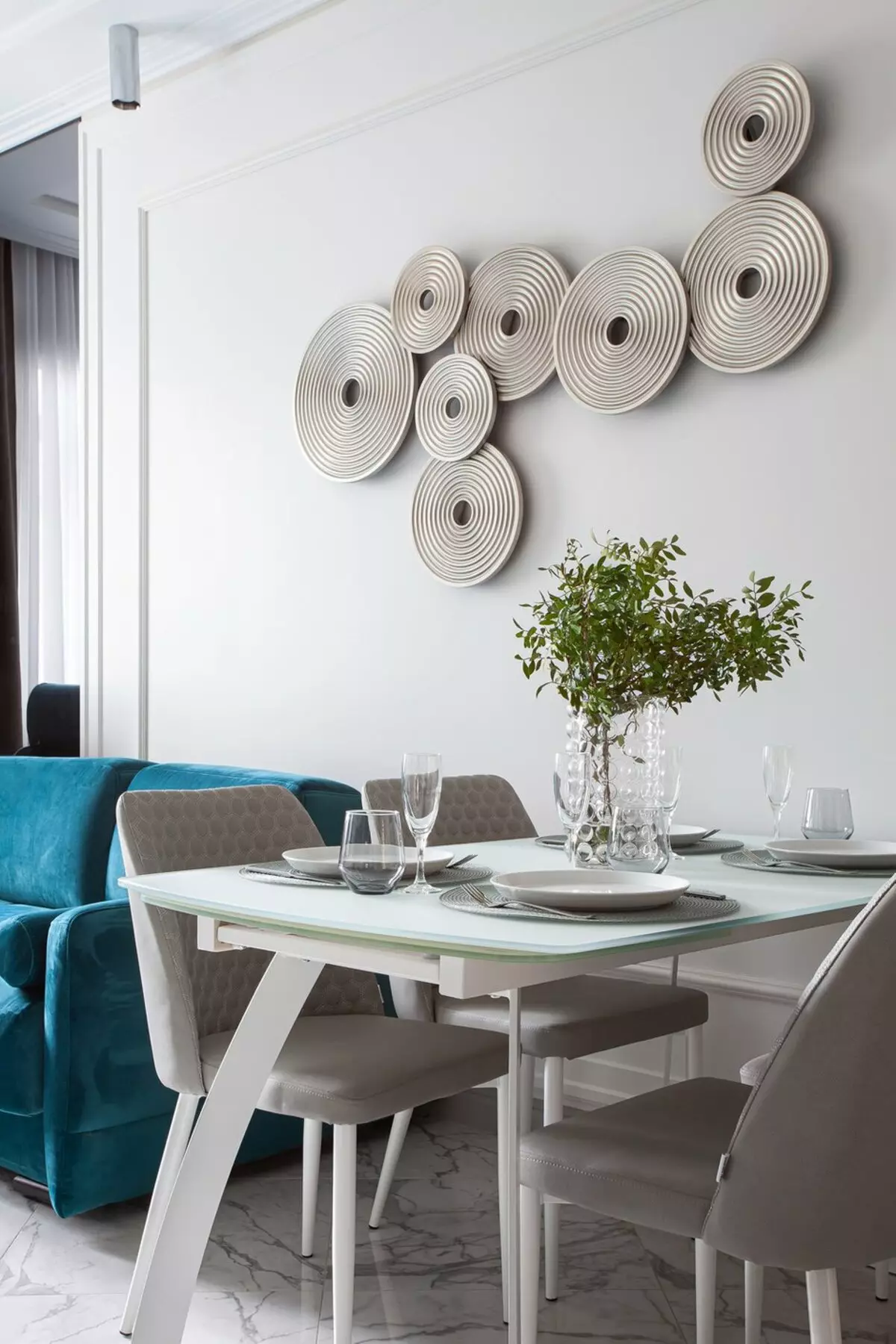 Foto: Cocina y comedor en estilo moderno, clásico, proyecto de la semana, beige, azul, gris, San Petersburgo, 4 y más, más de 90 metros, Alena Shishkin - Foto