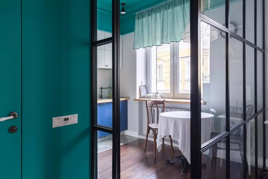 Litrato: kusina ug kan-anan sa insensensya ug estilo sa nasud, apartment, puti, Moscow, Blue, Blue, Blue, Blick, Zamatkvorechye - Photo