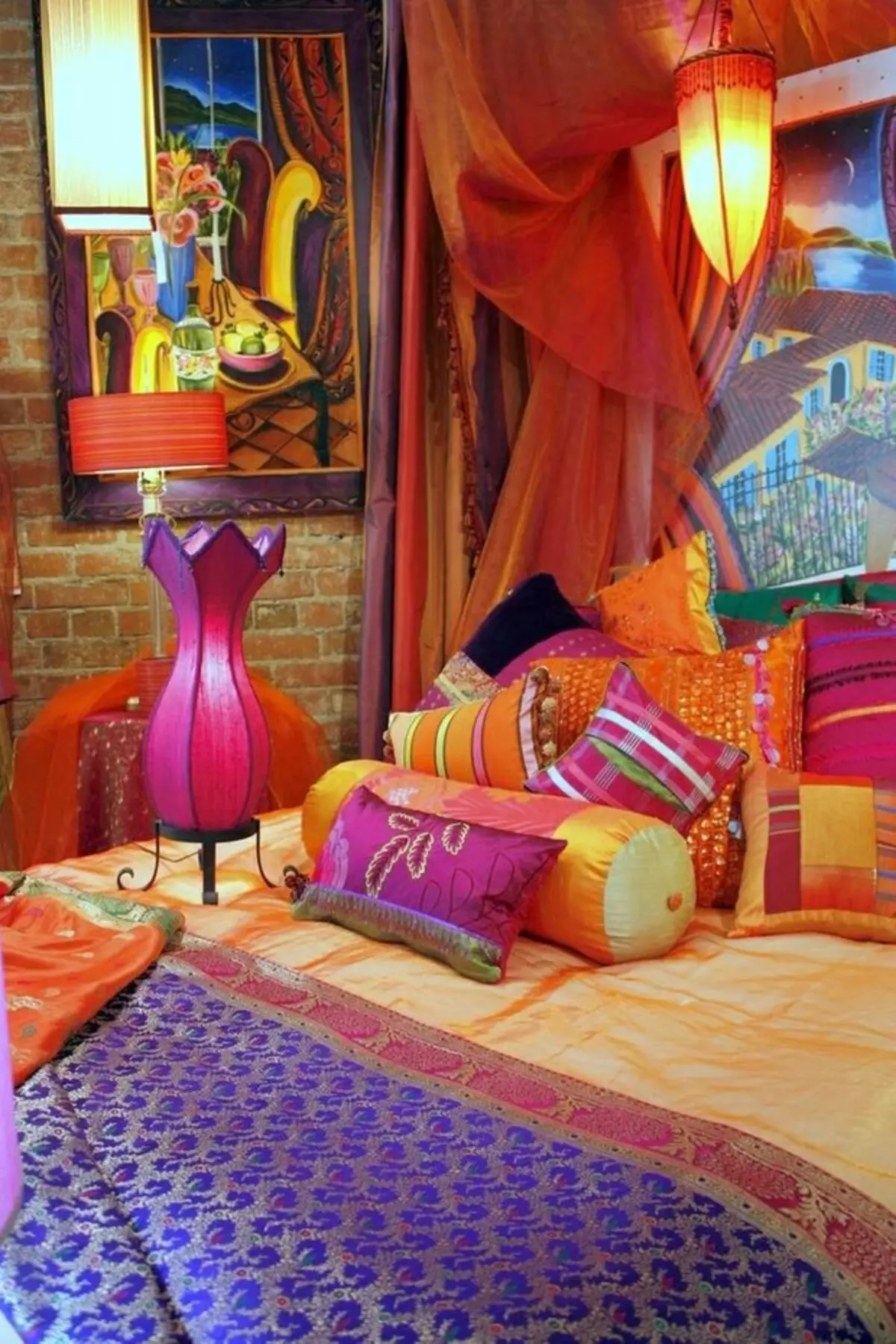 Larawan: East Decor, living room, eclectic, interior decor, red, yellow, blue, pink, fuchsia - photo