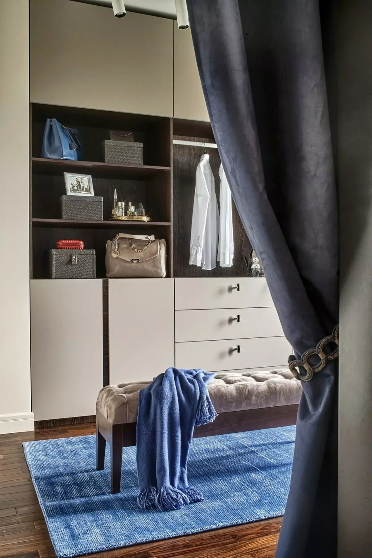 Foto: Lemari pakaian dalam gaya klasik, modern, eklektik, apartemen, minggu proyek, merah, beige, biru, coklat, St. Petersburg, Natalia Lyudaya, rumah bata, 3 kamar, lebih dari 90 meter - Foto