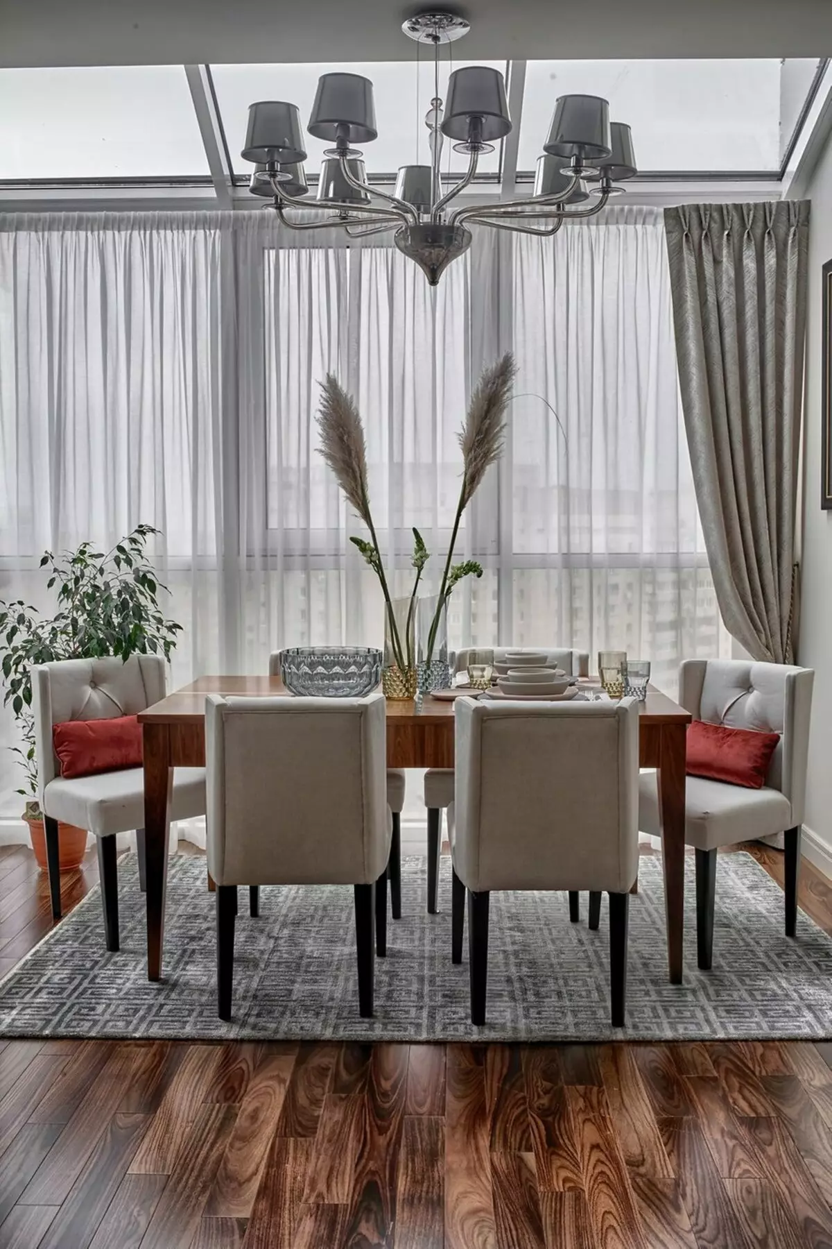 Foto: cociña e comedor en estilo clásico, moderno, ecléctico, apartamento, semana de proxecto, vermello, beige, azul, marrón, San Petersburgo, Natalia Lyudaya, Casa de ladrillo, 3 habitacións, máis de 90 metros - Foto