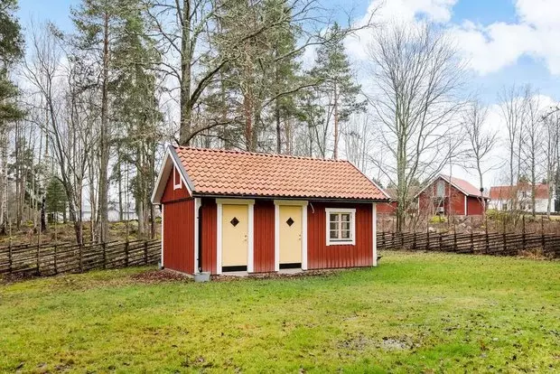 Foto: Kbigo na Scandinavian, ụlọ, na-acha ọcha, obere, na-acha ọbara ọbara, ụlọ na ụlọ, 40-60 mita - foto