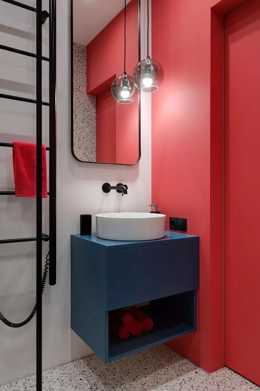 Foto: Badezimmer in Modern, Küche und Esszimmer, Wohnzimmer, Schlafzimmer, Wohnung, Weiß, Projektwoche, Rot, Blau, Grau, 1 Zimmer, 40-60 Meter, Premium - Foto