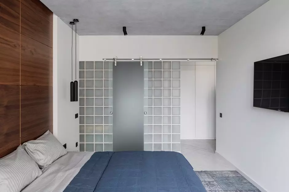 Foto: camera da letto in stile minimalismo, high tech, appartamento, progetto della settimana, grigio, San Pietroburgo, casa monolitica, 2 camere, 40-60 metri, Anastasia Safyanenko, Design Kidz - Foto