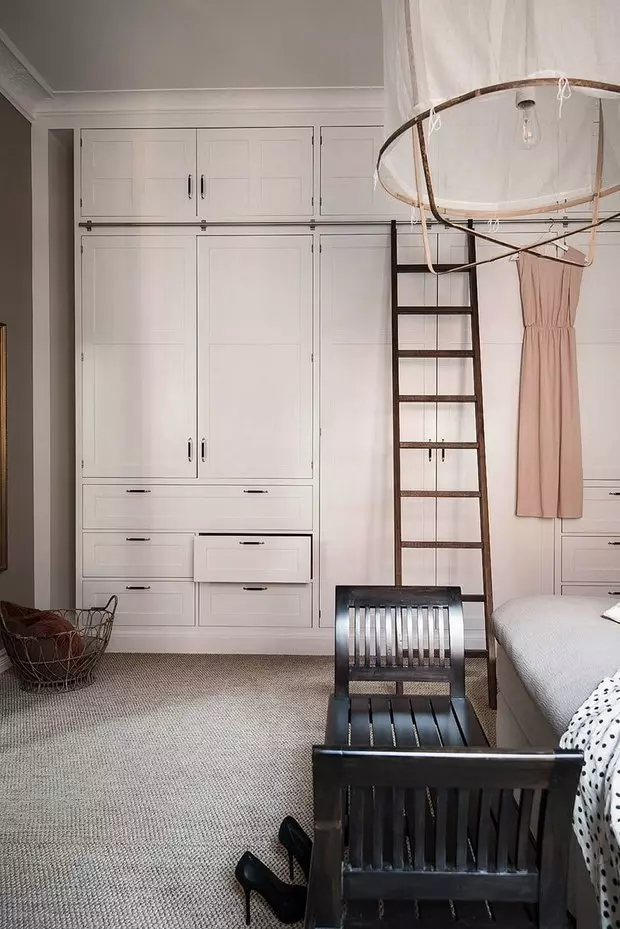 Larawan: Scandinavian style bedroom, classic, loft, moderno, eclectic, interior decor, apartment, Sweden, White, Blue, Gray, Gheteborg, imbakan sa pasilyo, palamuti sa loft, organisasyon ng sistema ng imbakan sa kusina, kung paano ayusin Imbakan sa kwarto, kusina na may isla, 2 kuwarto, higit sa 90 metro - larawan