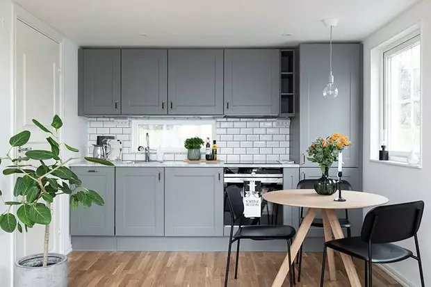 Foto: Cocina y comedor en estilo escandinavo, casa, suecia, blanco, minimalismo, estocolmo, gris, casa y casa de campo, hasta 40 metros - foto