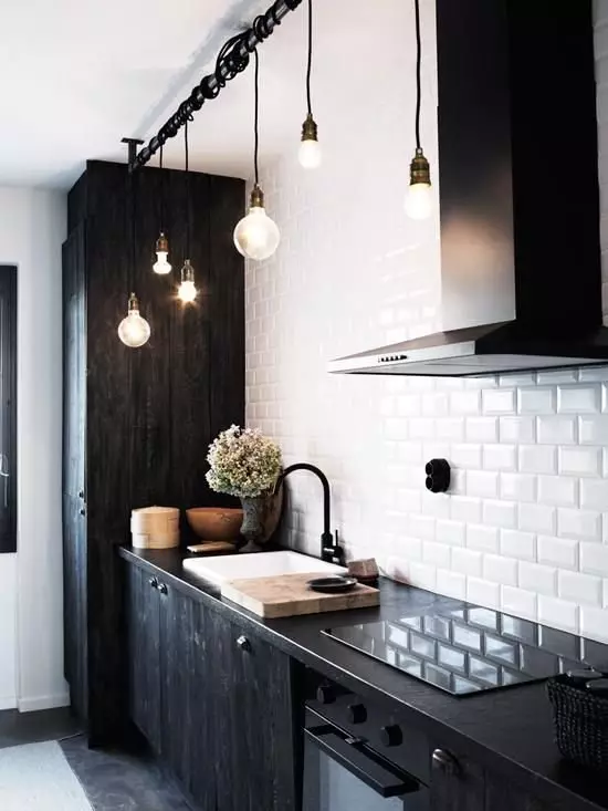 Foto: Kamar pawon lan panedhaan ing loteng gaya loteng, scandinavia, delabase interior, interior interior, perabotan lan cahya, warna ing interior, tips, kembang, sajian - foto