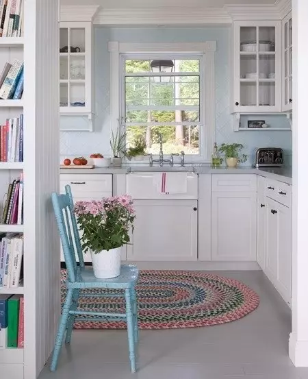 Foto: Keuken en eetkamer in Scandinavische stijl, interieur, kamer interieur, meubels en licht, kleur in het interieur, tips, bloemen, servies - foto