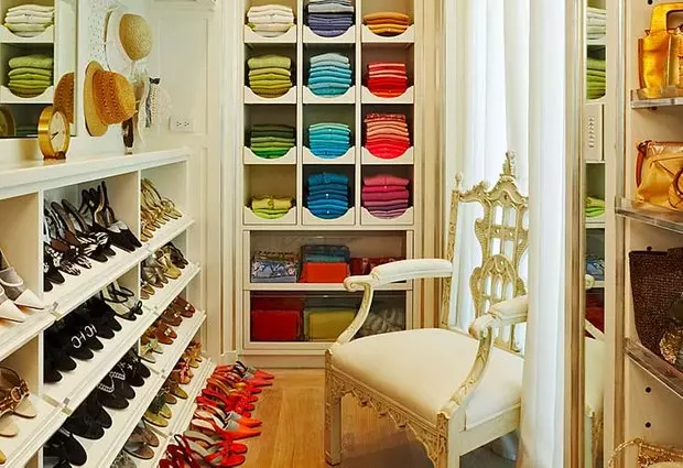 Photo: classique, dressing, décor intérieur, rangement, chambres d'intérieur, meubles et lumière, papier peint, miroirs, lustre, armoire, armoire, miroir, cintre, chaise - photo