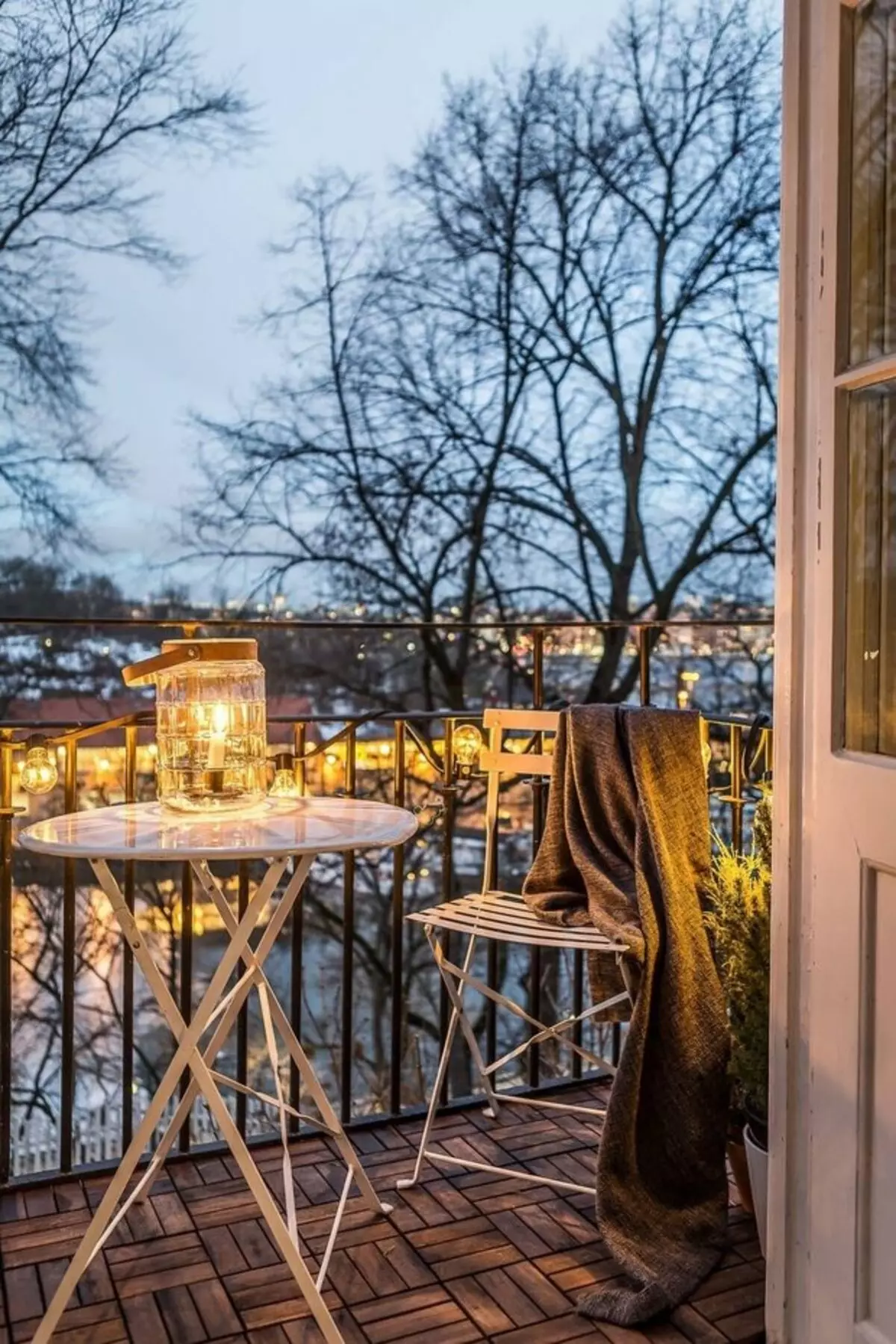 Foto: Balkon i Skandinavisk stil, tips, hvordan man udsteder en balkon, ideer til sommerhuse - Foto