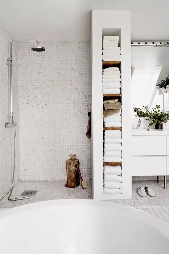 Foto: Bagno in stile scandinavo, accessori, mobili e luce, suggerimenti, bianco, minimalismo, eco - Foto