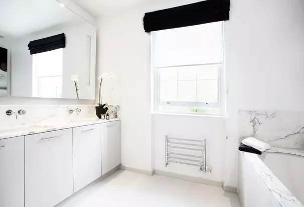 Foto: Bagno in stile scandinavo, accessori, mobili e luce, suggerimenti, bianco, minimalismo, eco - Foto