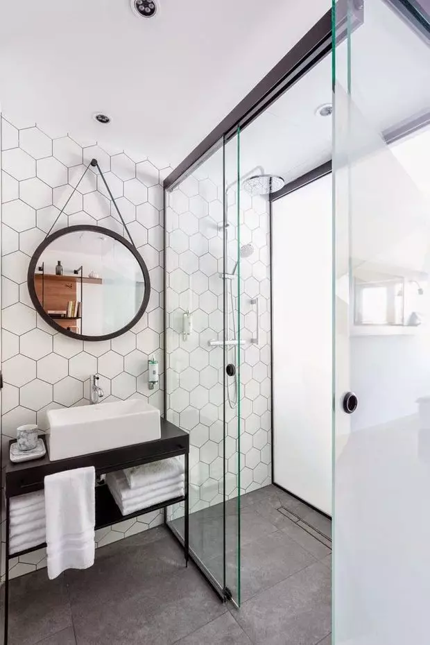 Foto: Bagno in stile scandinavo, accessori, mobili e luce, suggerimenti, bianco, minimalismo, eco - Foto