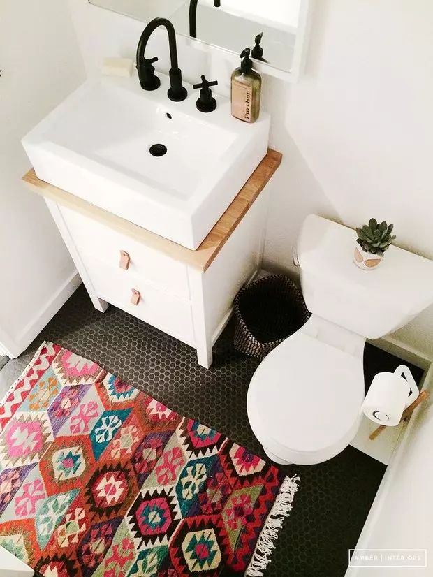 Foto: Bagno in stile scandinavo, accessori, mobili e luce, suggerimenti, bianco, minimalismo, eco - Foto