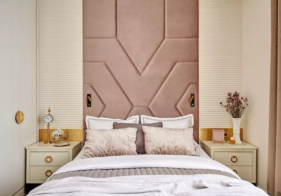 Ang mga silid-tulugan ay naging isang maliit na oras. Sa isa sa kanila ay gumawa ng mga panel ng dingding sa kisame, at sa iba pa - isang mababang kama ng headboard.