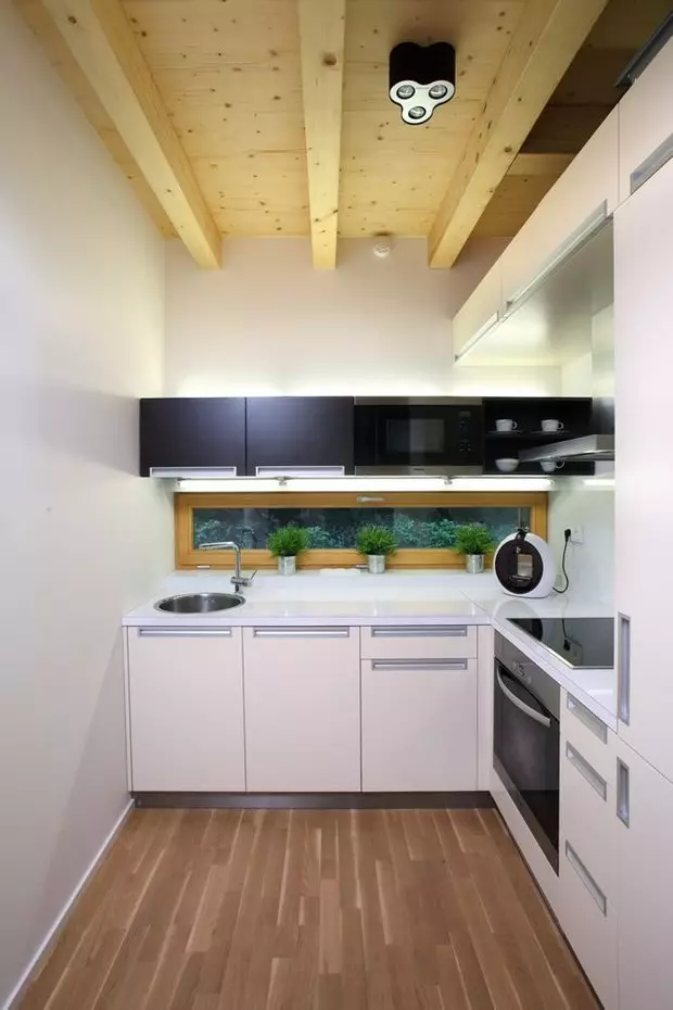 Foto: cuina i menjador en moderna, ecològica, escandinau, casa, arquitectura, paisatge, planificació, mobles i llum, terrassa, blanc, minimalisme, casa de camp, negre, beix, blau, blau, casa i casa de camp, República Txeca, Prodesi | Domesi, casa de fusta a la República Txeca, Terrassa Saray - Foto