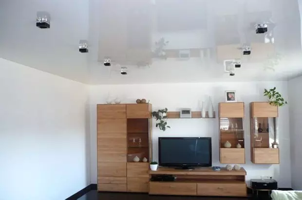 Foto: Kamar tamu ing gaya modern, apartemen cilik, interior kamar, tips, mirrors - foto