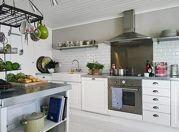 Foto: Keuken en itenkeamer yn Skandinavyske styl, hûs, kleur yn 'e ynterieur, huzen en apparteminten, wyt, projekt fan' e wike, hutte, vintage